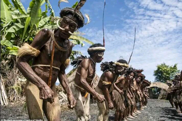 An Insight Into the Tribe Where Women Cut Their Fingers After The Death ...